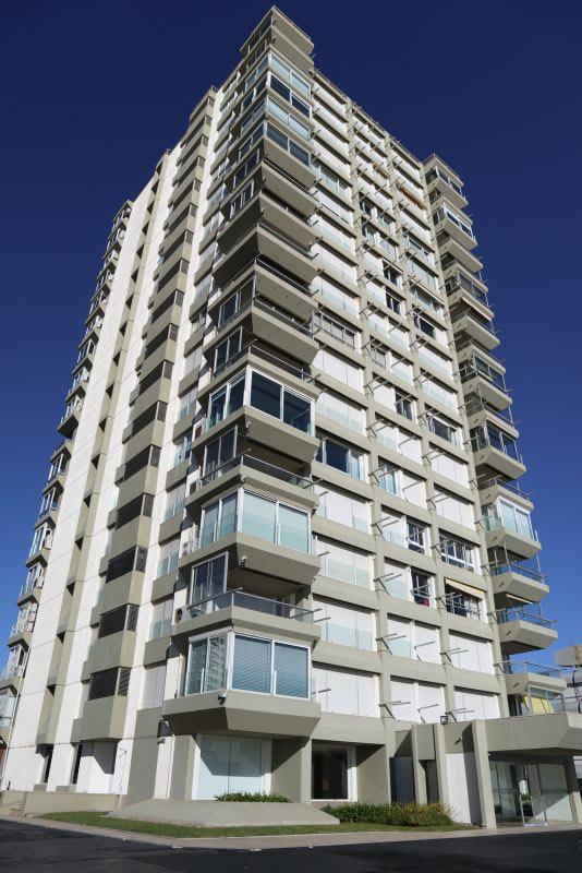 Malec?n 2 - Edificio en Playa Mansa - Marina Risso